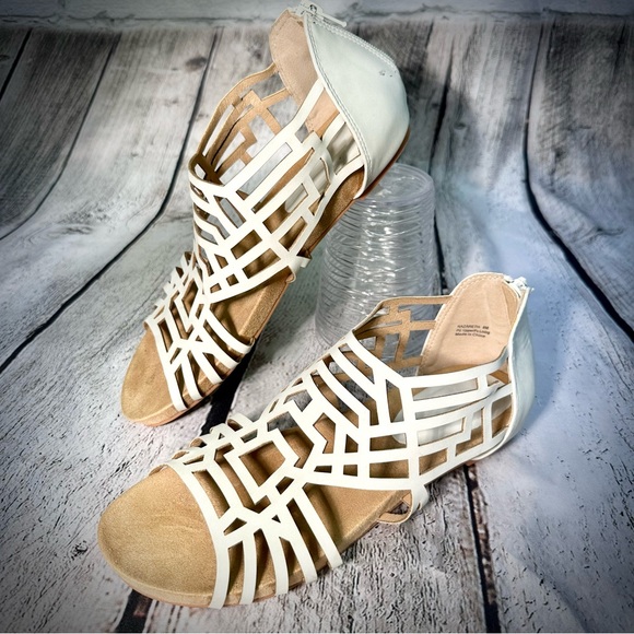 Bellini | Shoes | Bellini White Pu Leather Cutout Zipper Sandals 8 ...